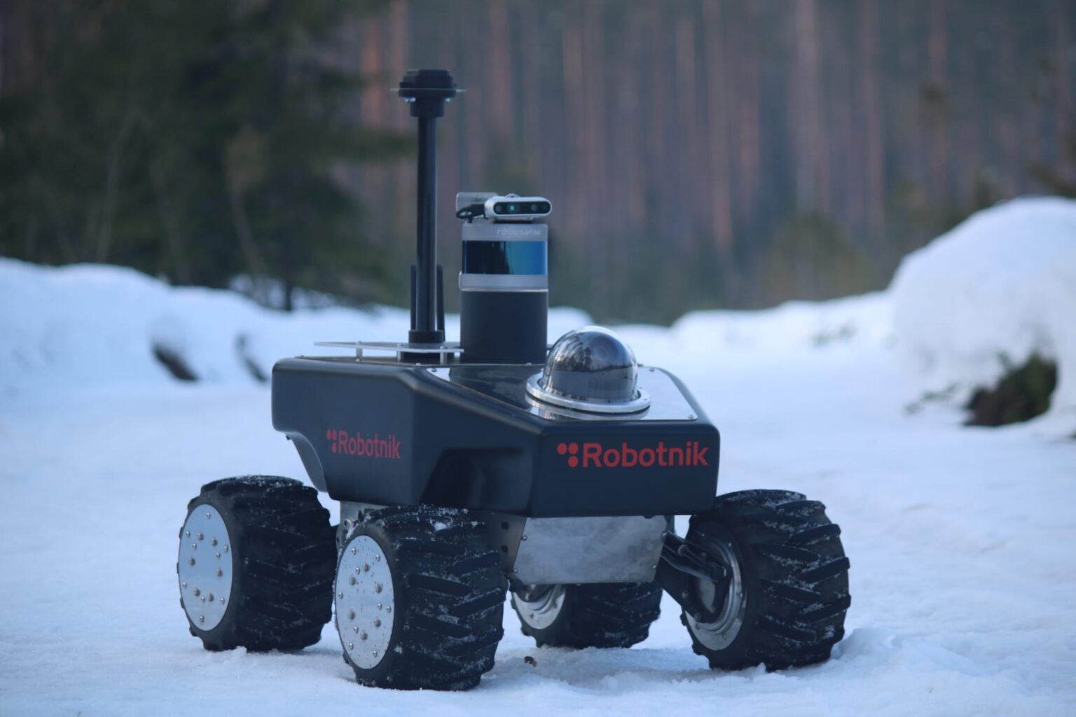 RB-SUMMIT Mobile Robot - Indoor & Outdoor | Robotnik®