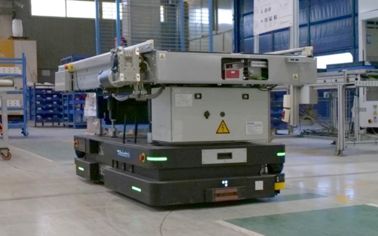 Robots in Transportation: Warehouse Transport Transformation | Robotnik