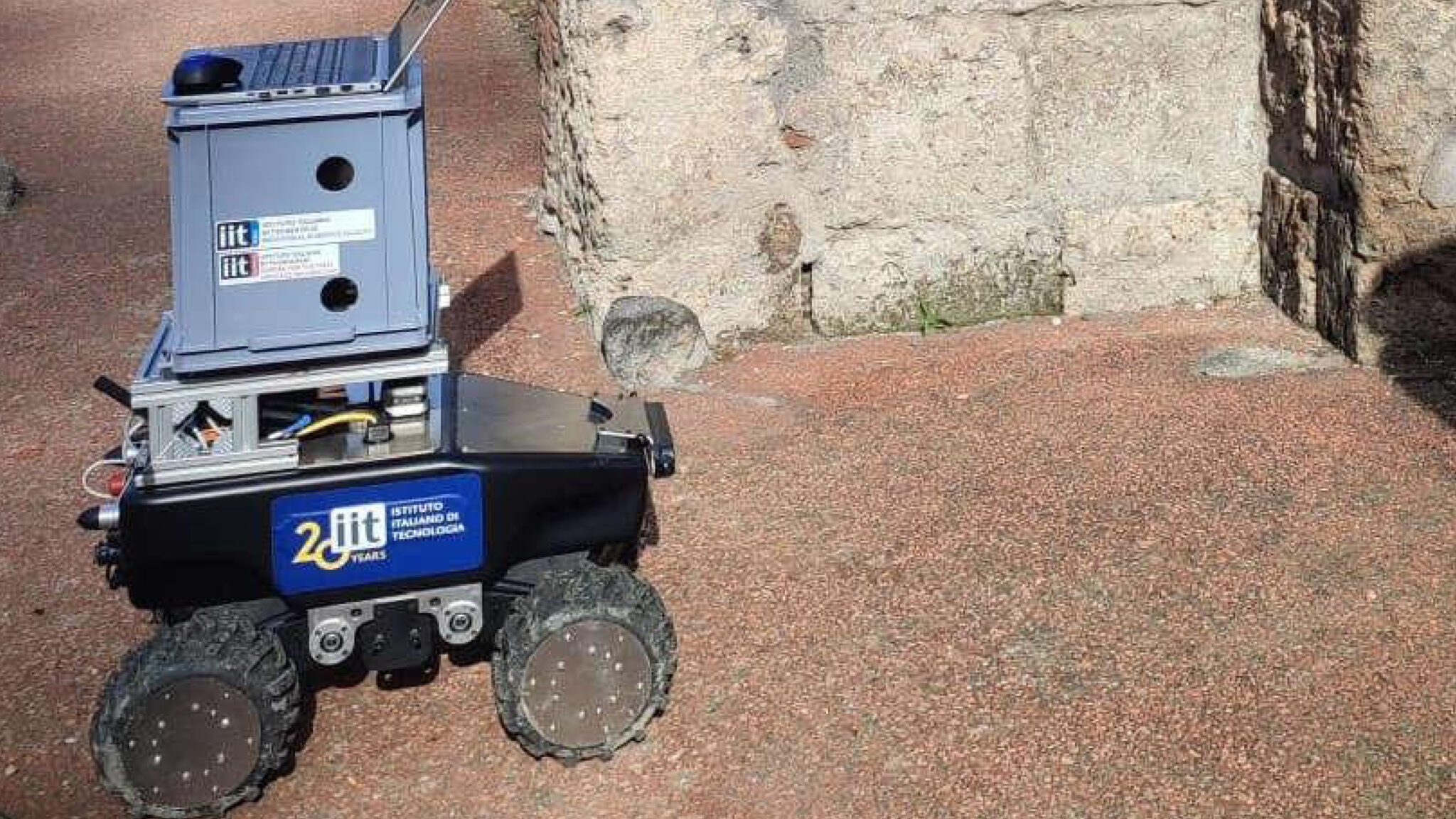 Uses of a mobile manipulator robot: beyond robotic arms | Robotnik