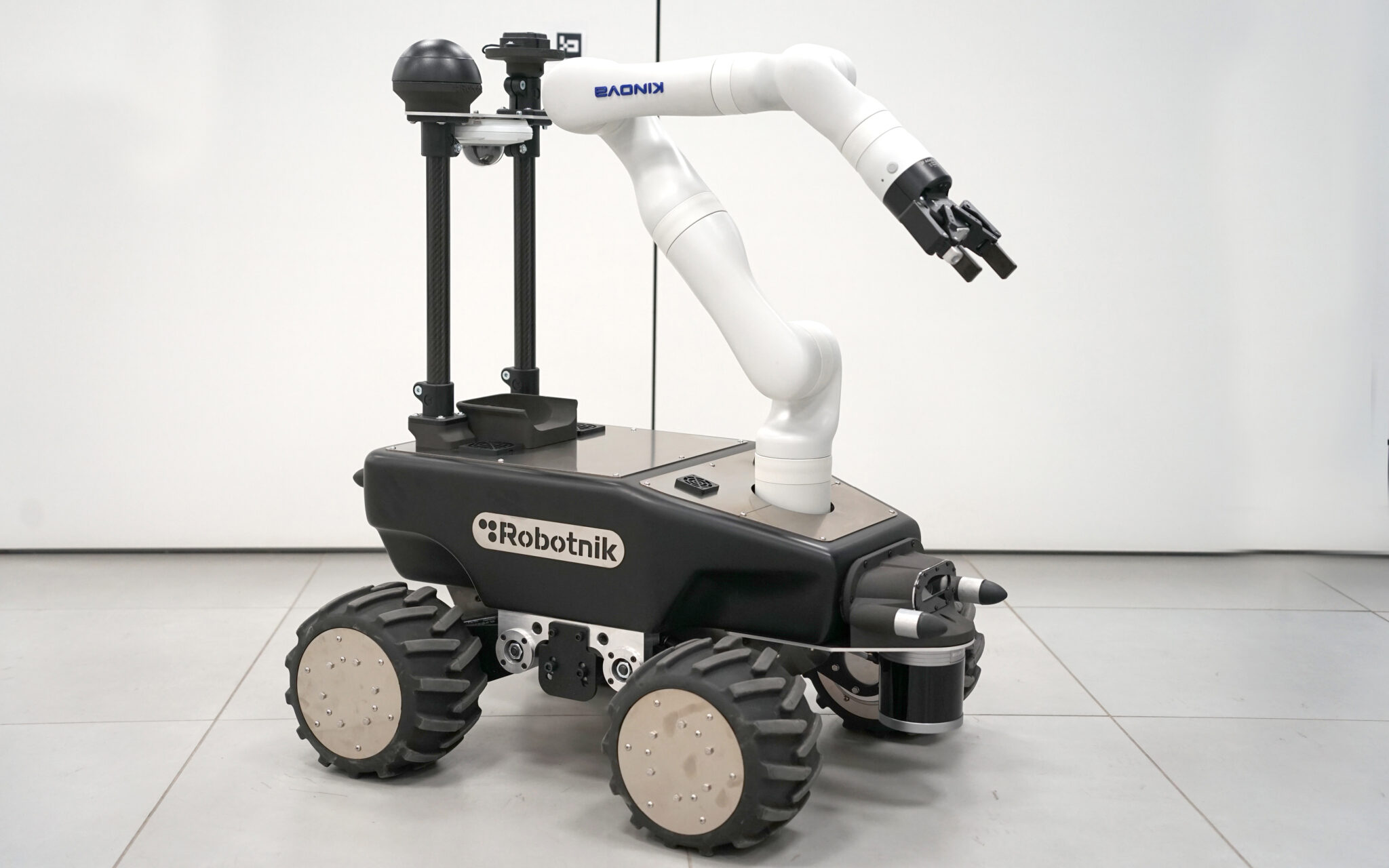 RB-SUMMIT: Robot for R&D in indoor and outdoor | Robotnik®